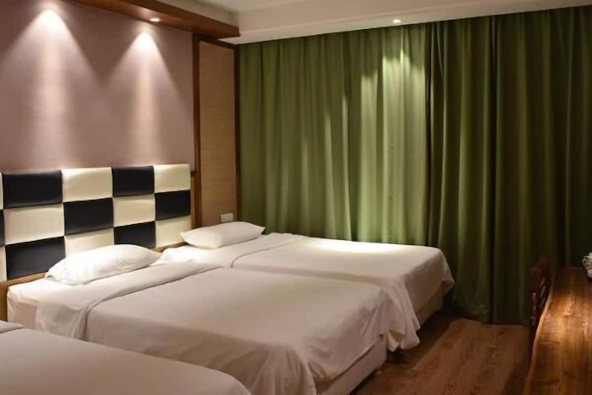 Quarto triplo | Cortinas blackout, Wi-Fi de cortesia, roupa de cama
