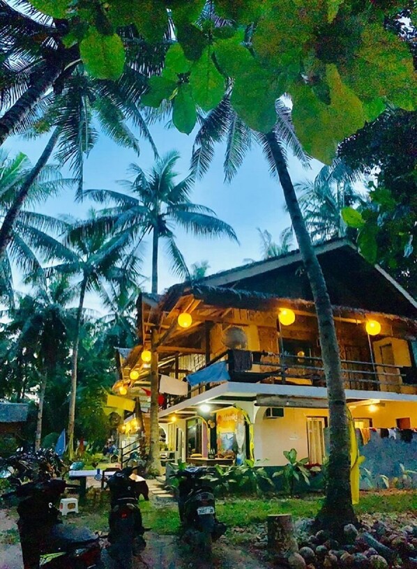 Fachada da propriedade à noite