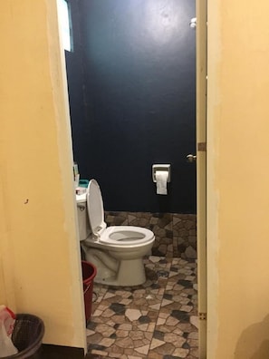 Quarto quádruplo conforto | Banheiro | Chuveiro, toalhas de banho