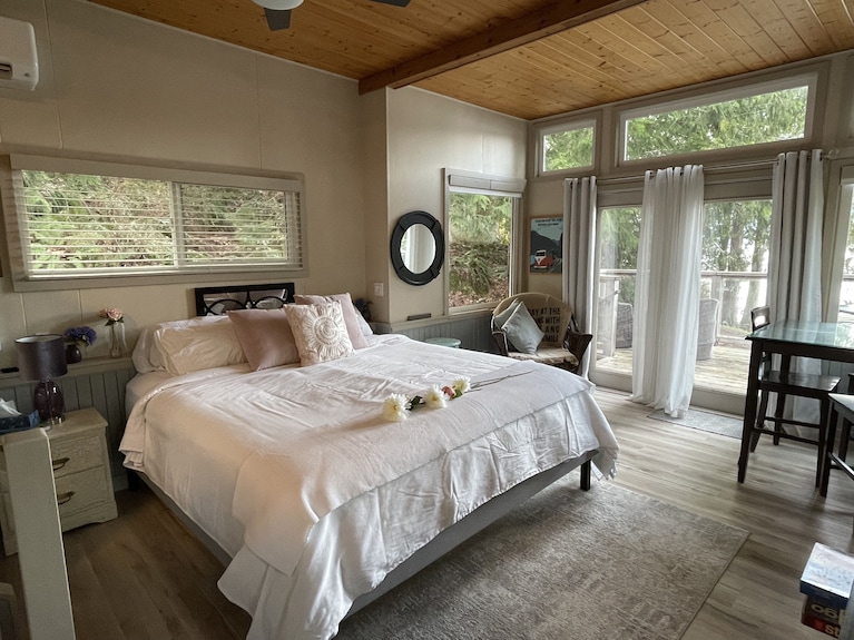 Charming Cabin On Sproat Lake Hottub /Romantic Getaway For Couples - Vancouver Island