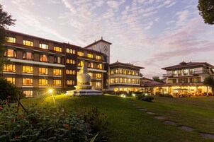 Fachada da propriedade à noite