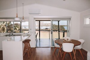 Vila superluxo, 2 quartos, acessível, vista para o rio | Roupas de cama premium, camas com colchões pillow-top