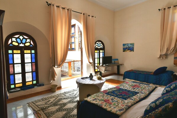 Quarto, várias camas (Chefchaouen) | Com decoração personalizada, secretária
