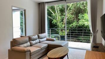 Apartamento Deluxe, 2 quartos, vista para a montanha, junto à montanha | Sala de estar | Televisor, leitor de DVD