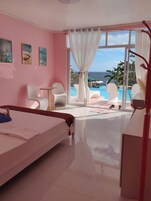 Quarto Elite, 1 cama king-size, vista para a piscina | Wi-fi grátis, roupa de cama fornecida