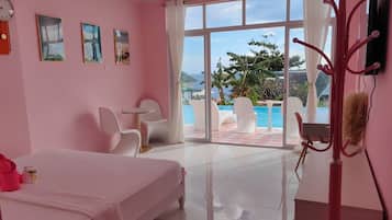 Quarto Elite, 1 cama king-size, vista para a piscina | Wi-fi grátis, roupa de cama fornecida