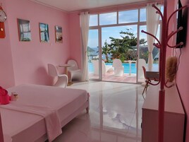 Quarto elite, 1 cama King, vista para a piscina