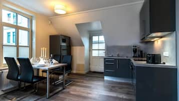 Apartamento, 2 quartos (Bant) | Cozinha privada | Geladeira grande, micro-ondas, fogão, cooktop