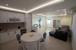 Apartamento, 3 quartos | Sala de estar | TV de ecrã plano 