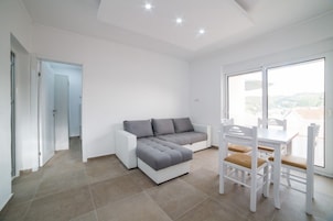 Apartamento Standard | Sala de estar | TV de ecrã plano