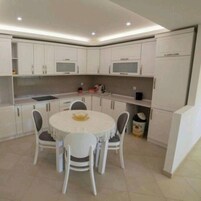 Apartamento, 3 quartos | Cozinha privada | Um frigorífico, um forno, uma placa de cozinha, uma chaleira elétrica 