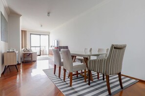 Apartamento (3 Bedrooms) | Refeições no quarto