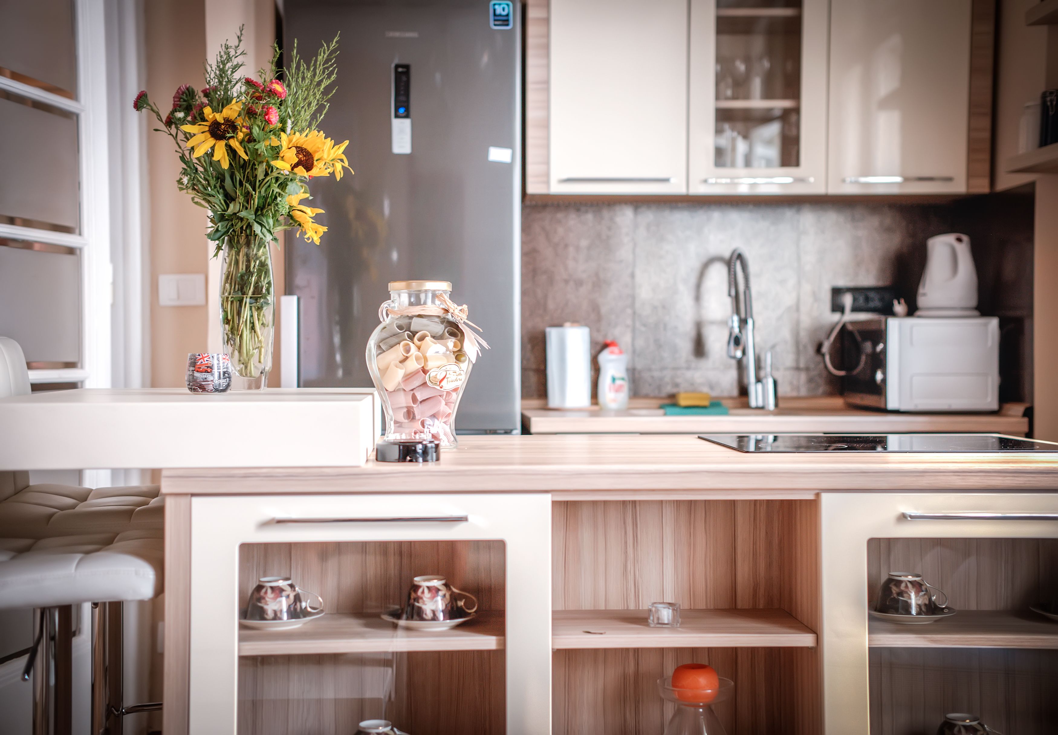 Apartamento Deluxe, 1 quarto, vista para o jardim | Cozinha privada | Um frigorífico (a pedido), um micro-ondas, um forno 