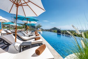 Terraço com espreguiçadeiras