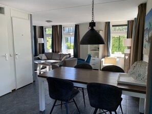 Casa, 2 quartos, sauna (Koningshoeve Wellness 4 pers.) | Sala | TV de ecrã plano 