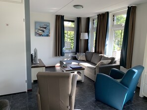 Casa, 2 quartos, sauna (Koningshoeve Wellness 4 pers.) | Sala | TV de ecrã plano 