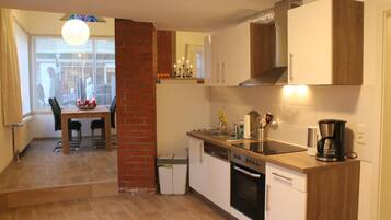 Um frigorífico, um micro-ondas, uma placa de cozinha