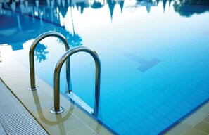 Piscina interior, espreguiçadeiras