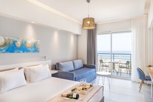 Superior Room with Sea View | Área de estar | TV de tela plana 24 polegadas com canais via satélite, TV