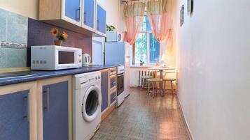 Apartamento | Cozinha privada | Um frigorífico, um micro-ondas, uma placa de cozinha