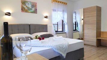 Quarto Twin Deluxe | Minibar, cofre no quarto, secretária 