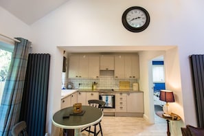 Apartamento | Cozinha privada | Um frigorífico, um micro-ondas, um forno, uma placa de cozinha 