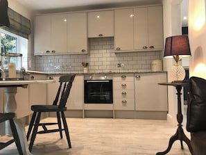 Apartamento | Cozinha privada | Um frigorífico, um micro-ondas, um forno, uma placa de cozinha 