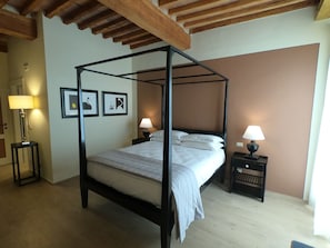 Quarto casal standard | Camas com colchões de espuma com sistema de memória, frigobar