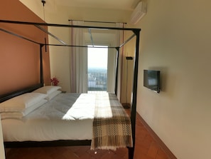Quarto casal superior | Camas com colchões de espuma com sistema de memória, frigobar