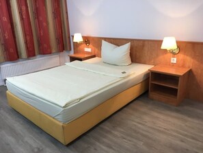 Quarto solteiro conforto | Cofres nos quartos, escrivaninha, ferros/tábuas de passar roupa