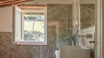 Quarto Superior (3) | Casa de banho | Um polibã, um chuveiro fixo, artigos de higiene pessoal grátis