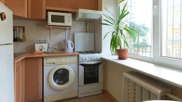 Apartamento | Cozinha privada | Um frigorífico, um micro-ondas, um forno, uma placa de cozinha