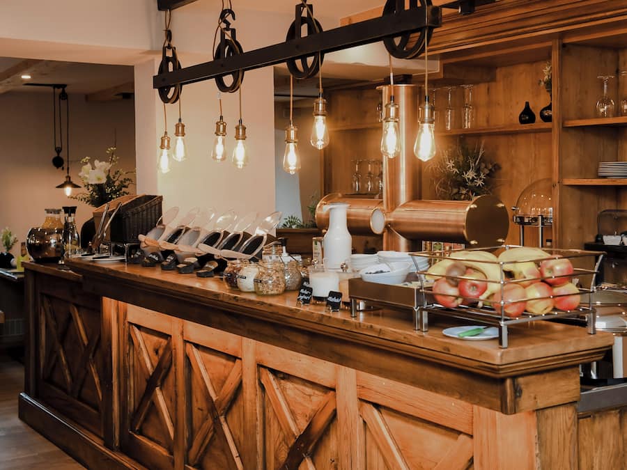 Pequeno-almoço tipo buffet diário (16 EUR por pessoa)