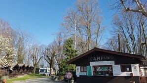 Uma instalação de camping com uma placa que diz 'CAMPING INTERNATIONAL'.