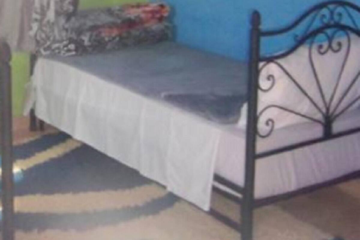 Quarto Individual | Cortinas/cortinados opacos, Wi-fi grátis, roupa de cama fornecida 