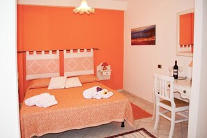 Quarto com uma cama, uma escrivaninha e uma cadeira.