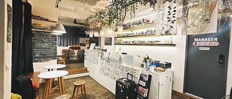 Um café acolhedor com banquetas de madeira, um espaço de bar e um escritório para o gerente.