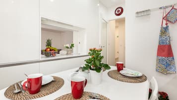 Apartamento Cidade, 2 quartos | Cozinha privada | Um frigorífico, um micro-ondas, uma placa de cozinha