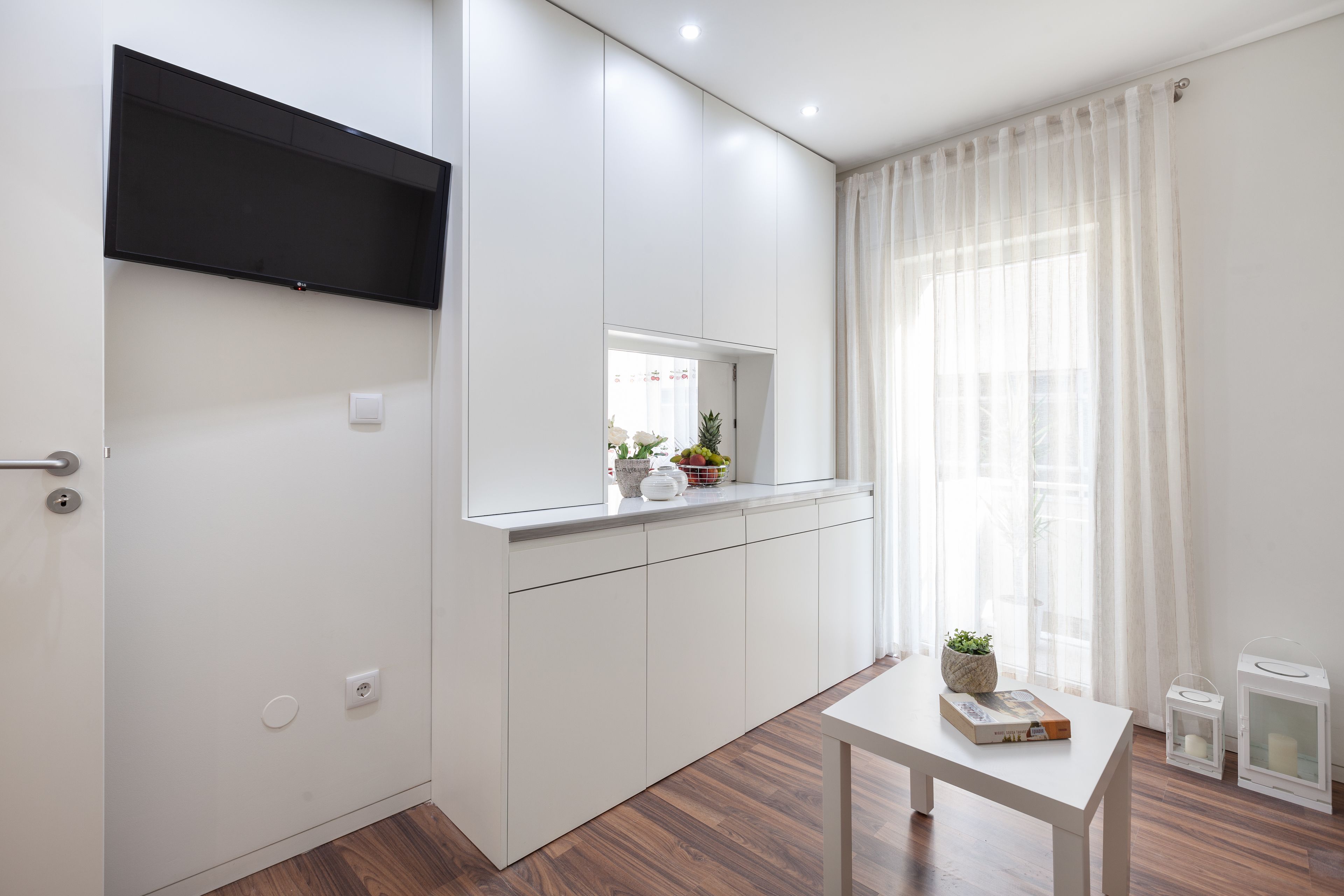 Apartamento urbano, 2 quartos | Área de estar | TV de tela plana 32 polegadas com canais digitais, TV LCD