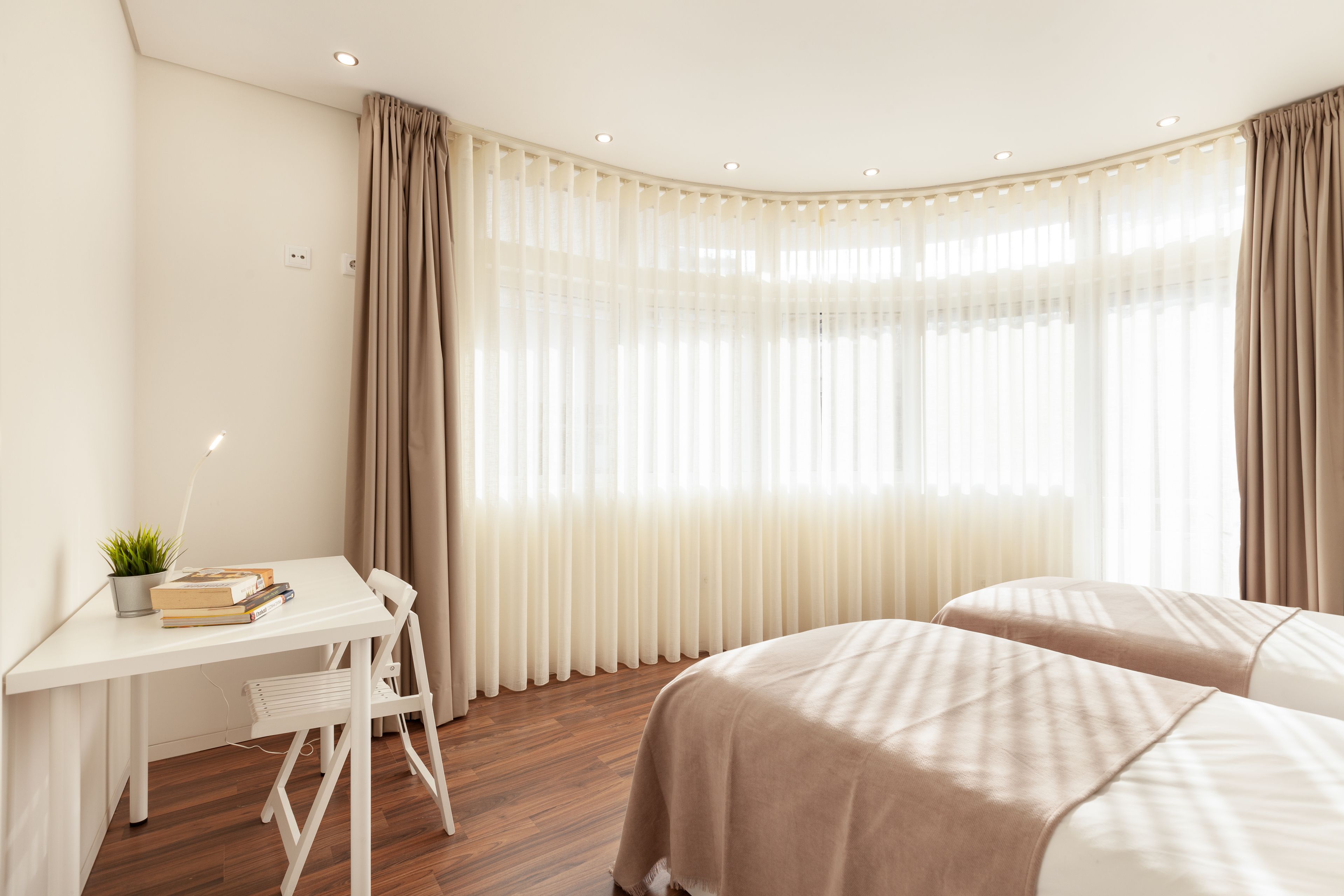 Apartamento urbano, 2 quartos | 2 quartos, roupas de cama premium, cortinas blackout