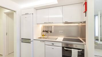 Standard Apartment, With Suite | Cozinha privada | Geladeira, micro-ondas, cooktop, lava-louças