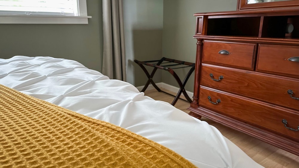 Alaska Adventure Awaits: Charming Lakeside Living - Alaska