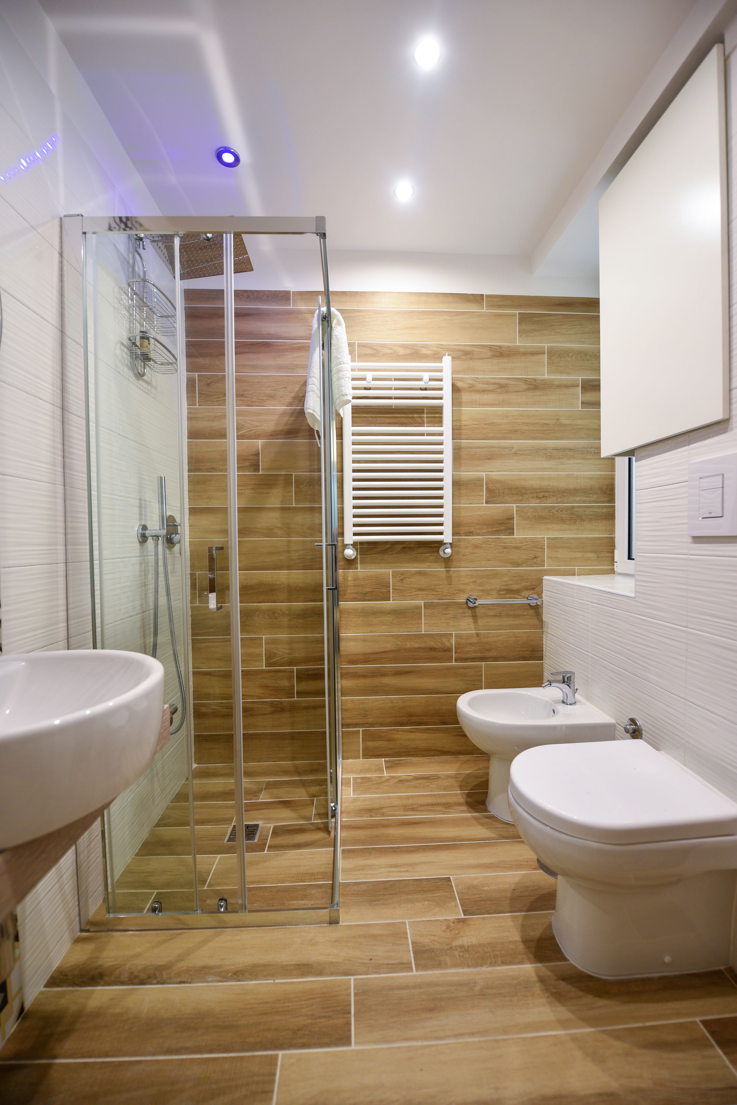 Quarto Duplo | Casa de banho | Um polibã, um chuveiro fixo, um secador de cabelo, um bidé 