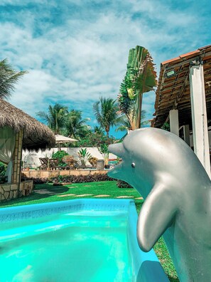 2 piscinas exteriores, da(s) 8:00 à(s) 22:00, guarda-sóis