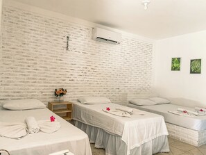 Quarto Quádruplo Clássico | Minibar, Wi-fi grátis, roupa de cama fornecida