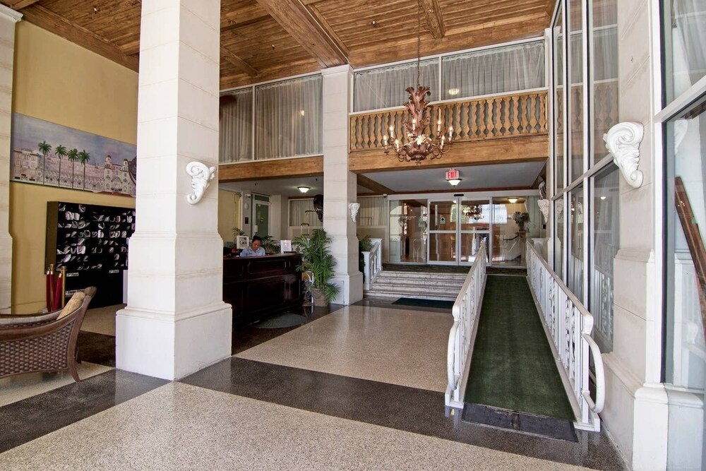 Sun-filled Penthouse; Walk To Beach And In-town; Best Unit In The Bldg! - Palm Beach, FL