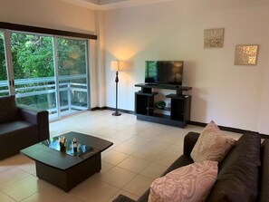 Apartamento Superior | Sala de estar | TV de tela plana