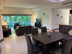 Apartamento Superior | Sala de estar | TV de tela plana