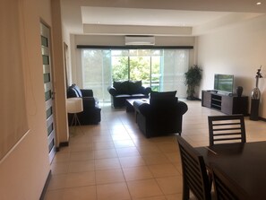 Apartamento Superior | Área de estar | TV de tela plana