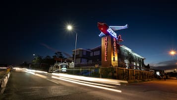 Fachada da propriedade à noite